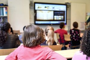 How Do Smart Boards Help in Teaching Elementary Grades? (Pros and Cons)